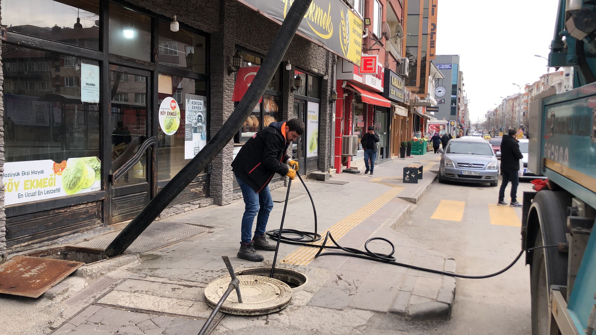 Ana hat temi̇zleme çalişmalari i̇smet i̇nönü caddesi̇'nde devam edi̇yor